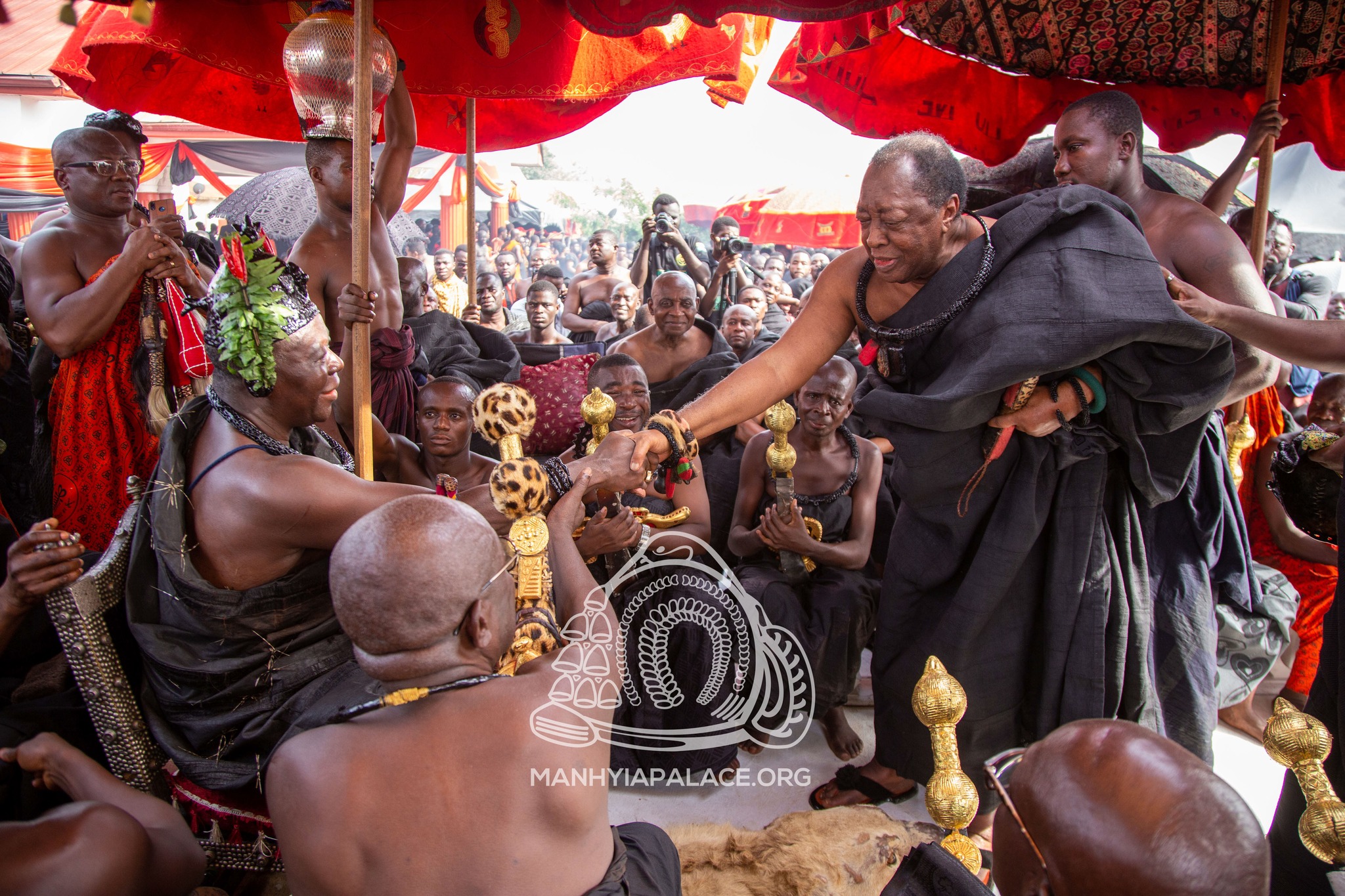 Asantehene Pays Last Respect To Deceased Paramount Chief Of Agona ...